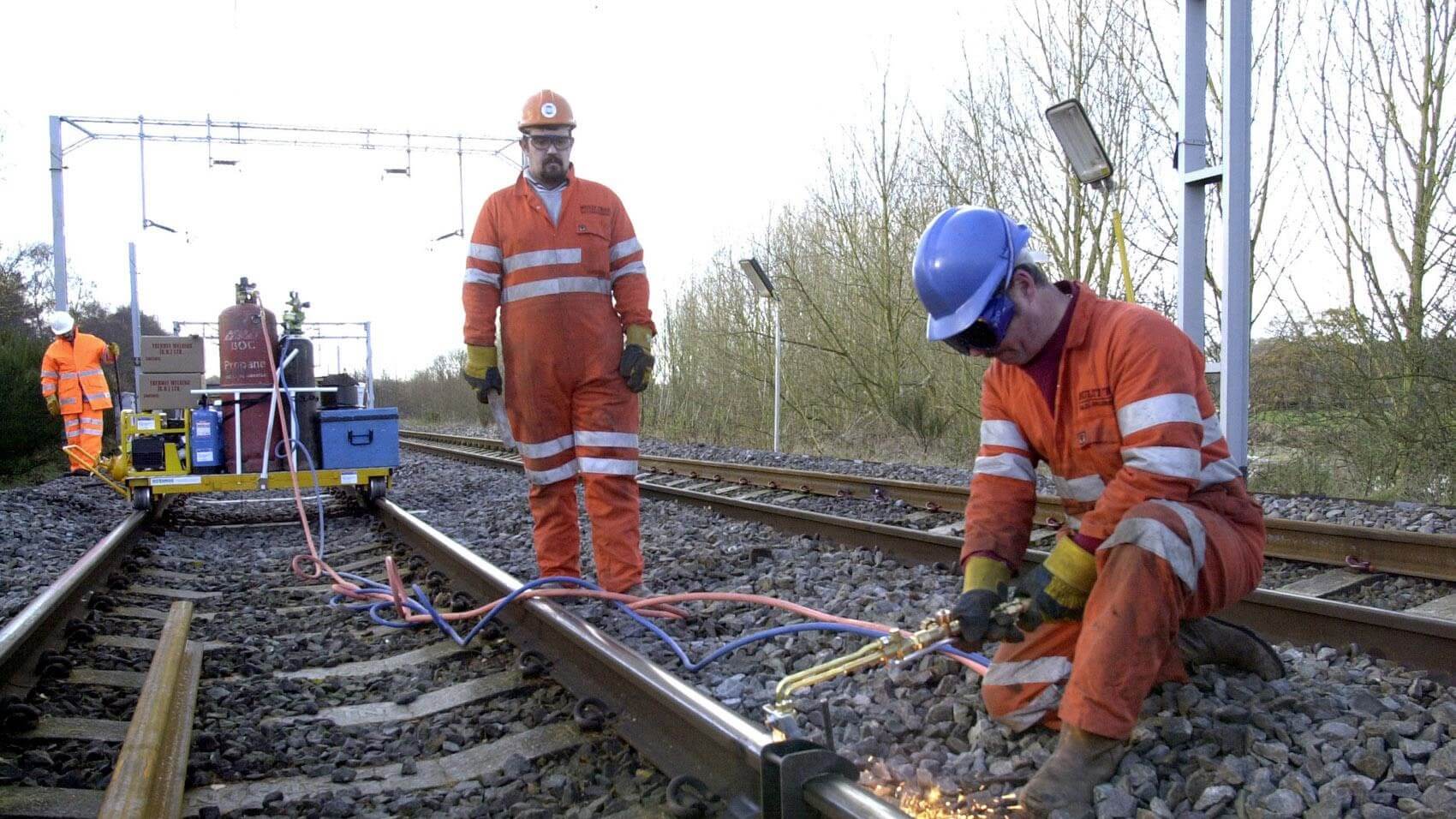 Why Does Hot Weather Cause Disruption To Rail Travel? - Minutehack